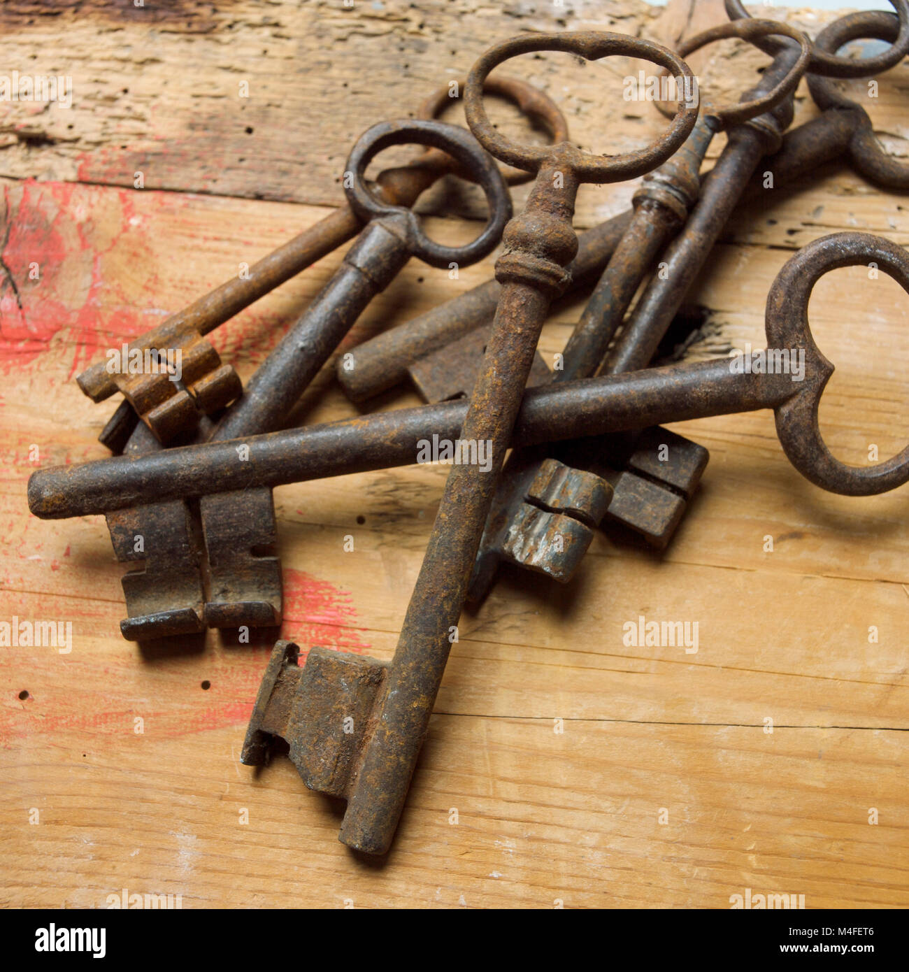 Antique keys on wooden table Stock Photo - Alamy