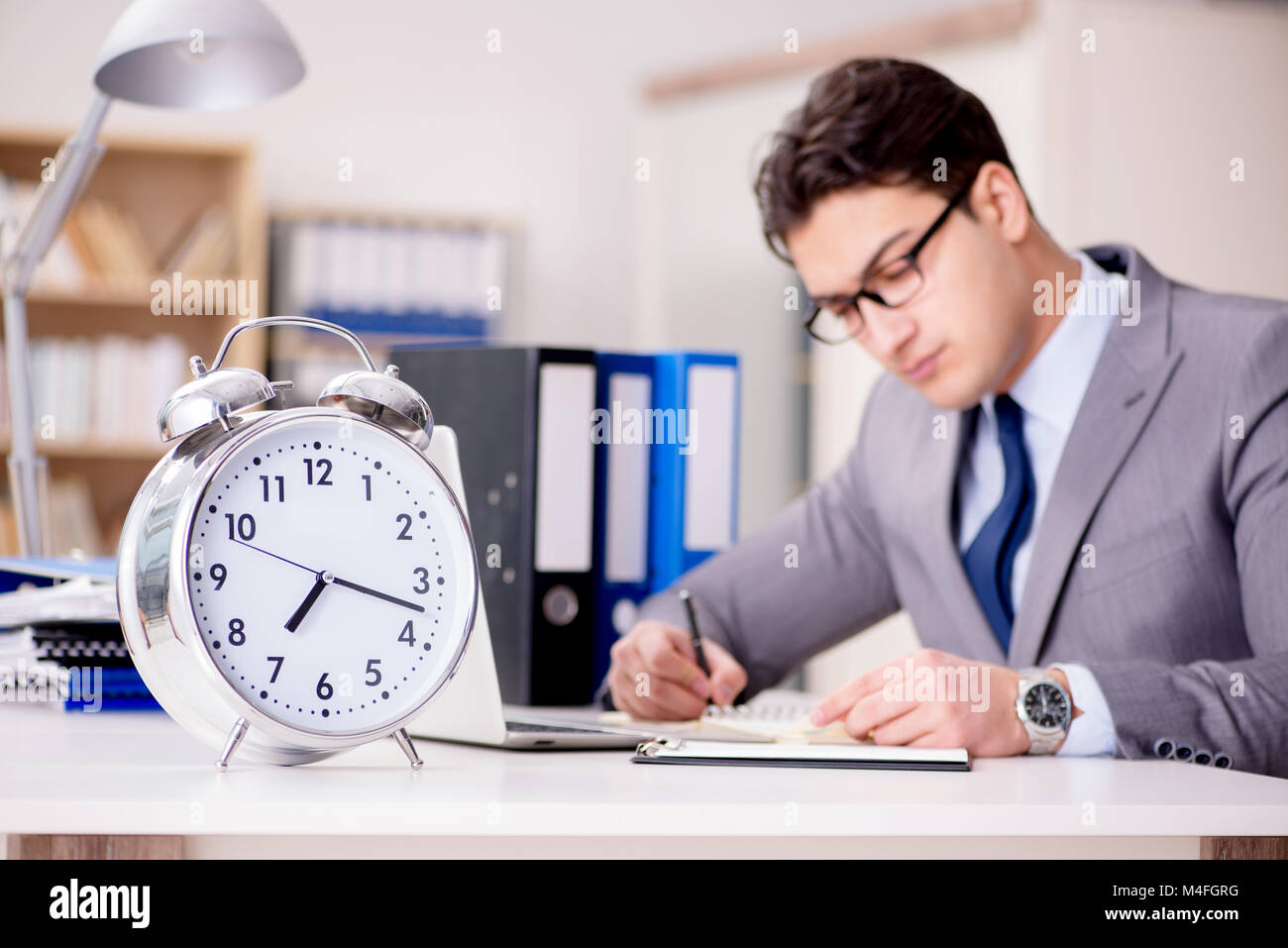 Meet you under the clock hi-res stock photography and images - Alamy