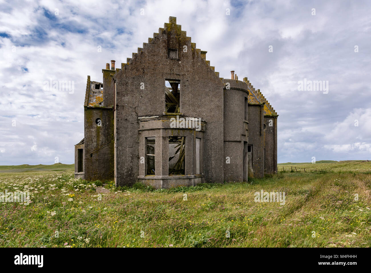 The abandoned ruins of Vallay House, Vallay Strand, North Uist Stock ...