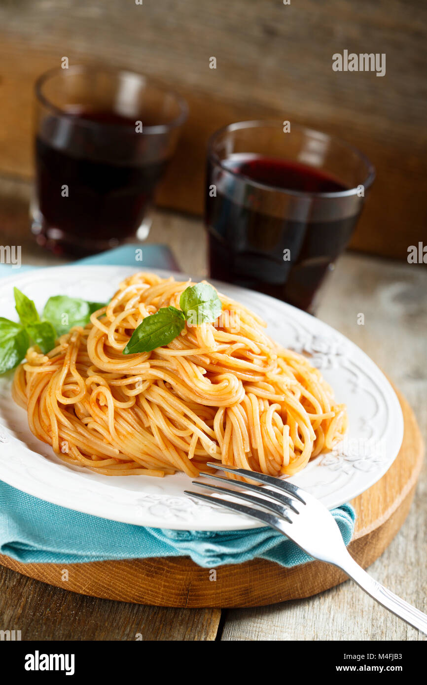 Spaghetti with fresh basil and tomato sauce Stock Photo - Alamy