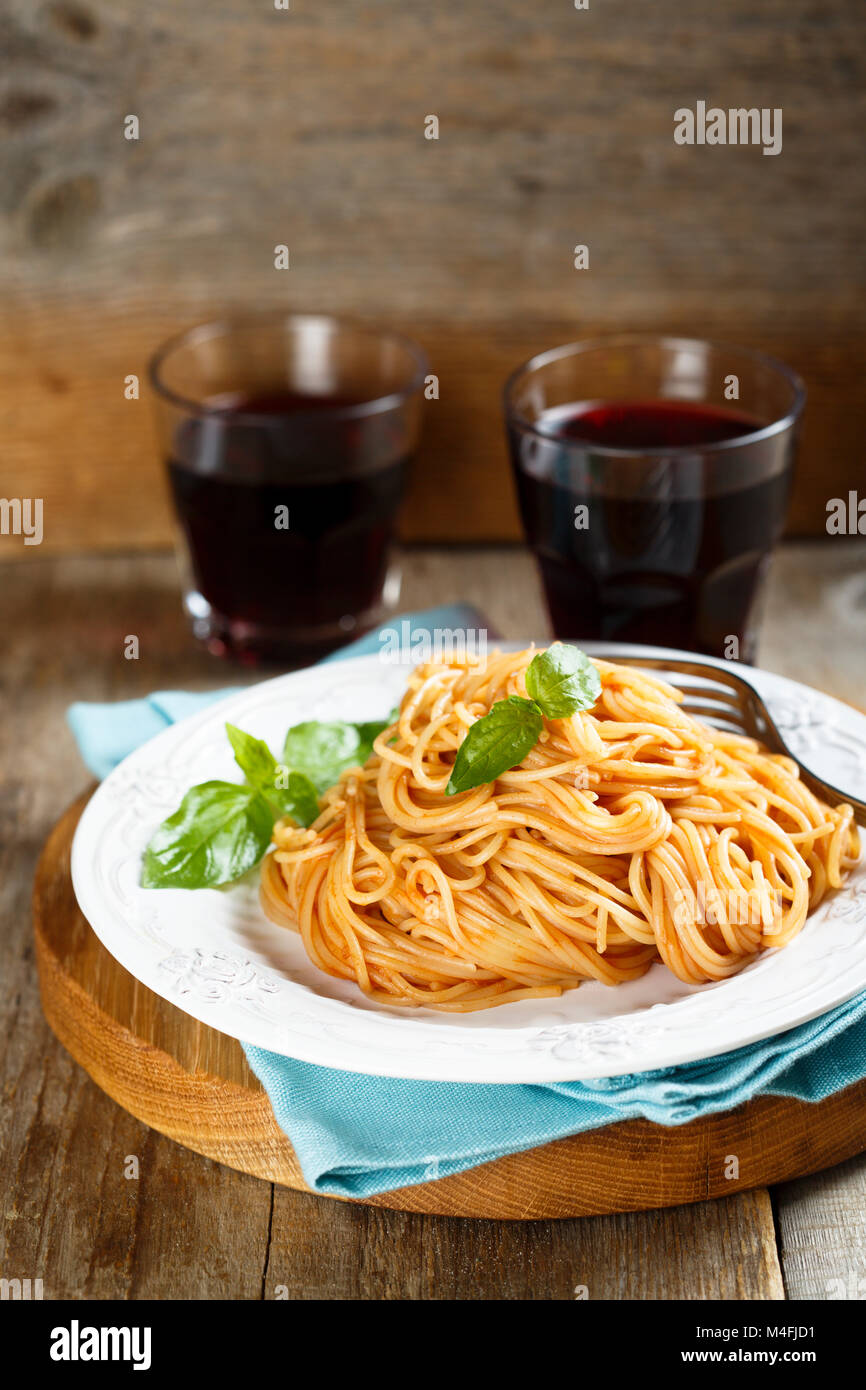 Spaghetti with fresh basil and tomato sauce Stock Photo - Alamy