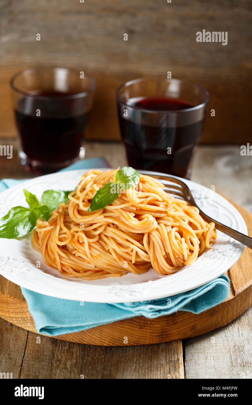 Spaghetti pomodoro basil sauce hi-res stock photography and images - Alamy