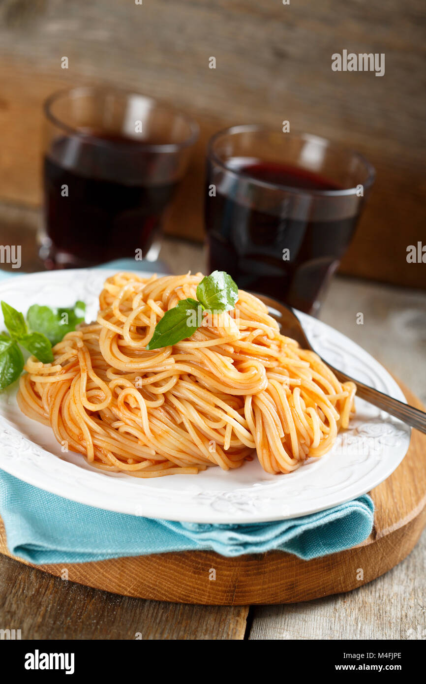 Spaghetti with fresh basil and tomato sauce Stock Photo - Alamy