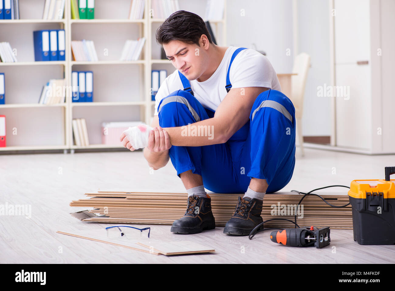 Young worker working on floor laminate tiles Stock Photo - Alamy