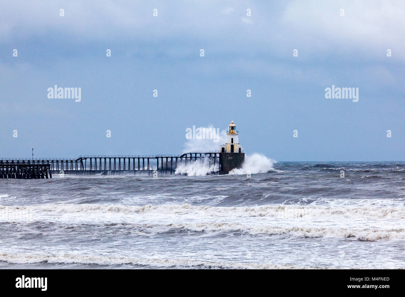 Waves breaking on harbour arm hi-res stock photography and images - Alamy