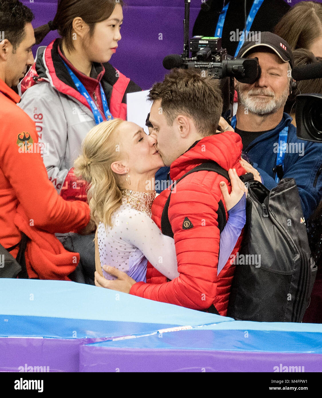 Aljona SAVCHENKO, Germany, 1.Platz, kuesst Ihren Mann Liam CROSS, Kuss ...