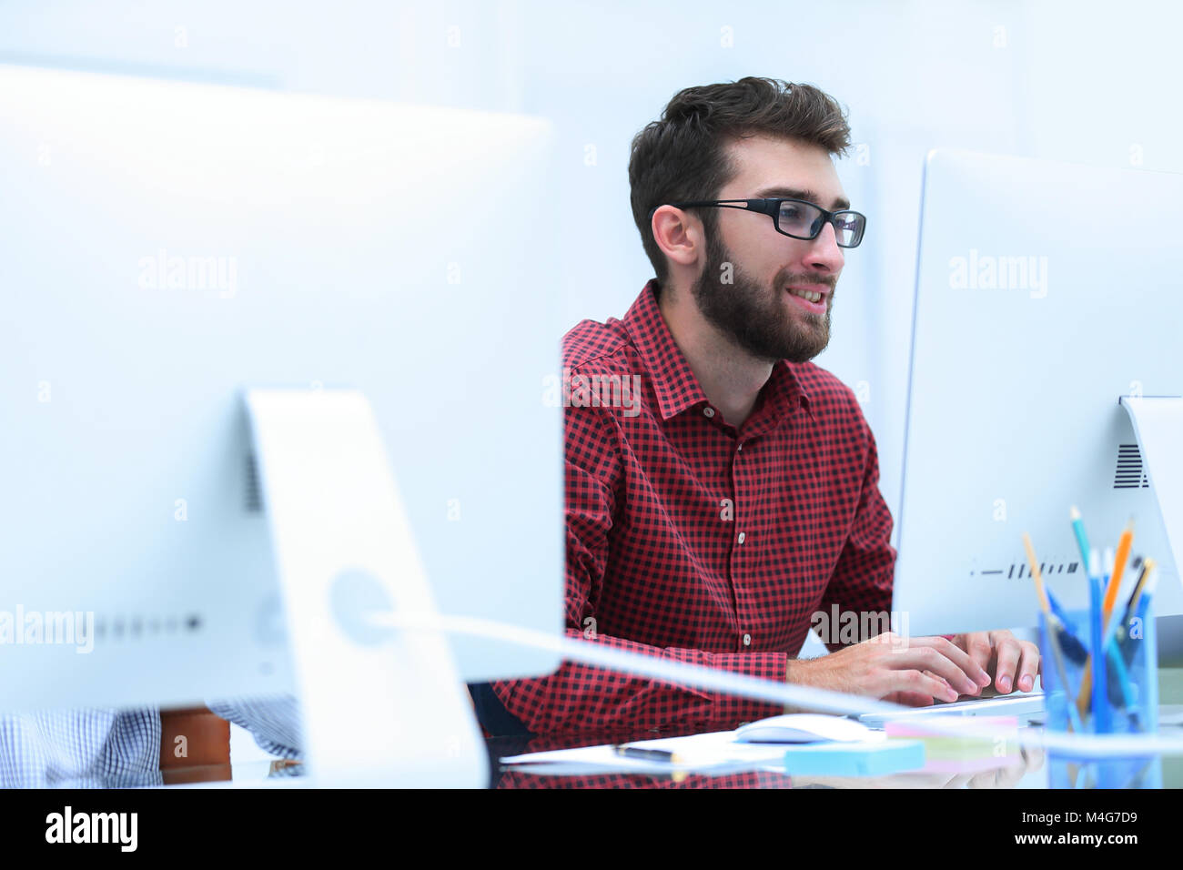 employee working on a laptop Stock Photo - Alamy