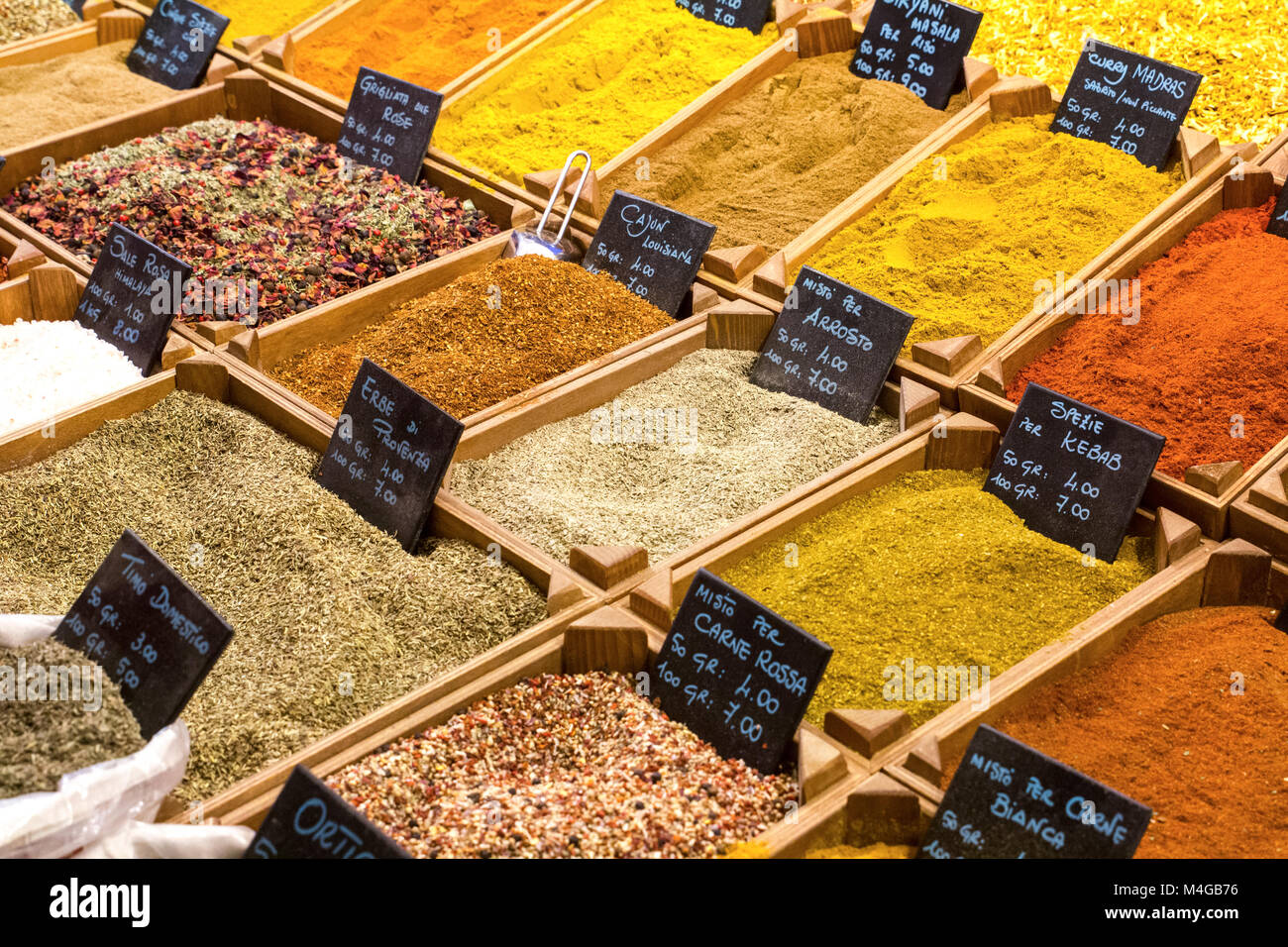 Indian multicolor spicy spices Sold in the market Stock Photo - Alamy