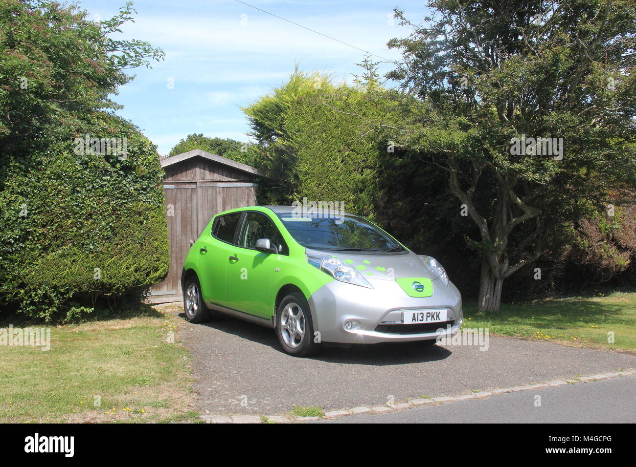 FRONT OFFSIDE VIEW OF NISSAN LEAF ELECTRIC CAR Stock Photo - Alamy