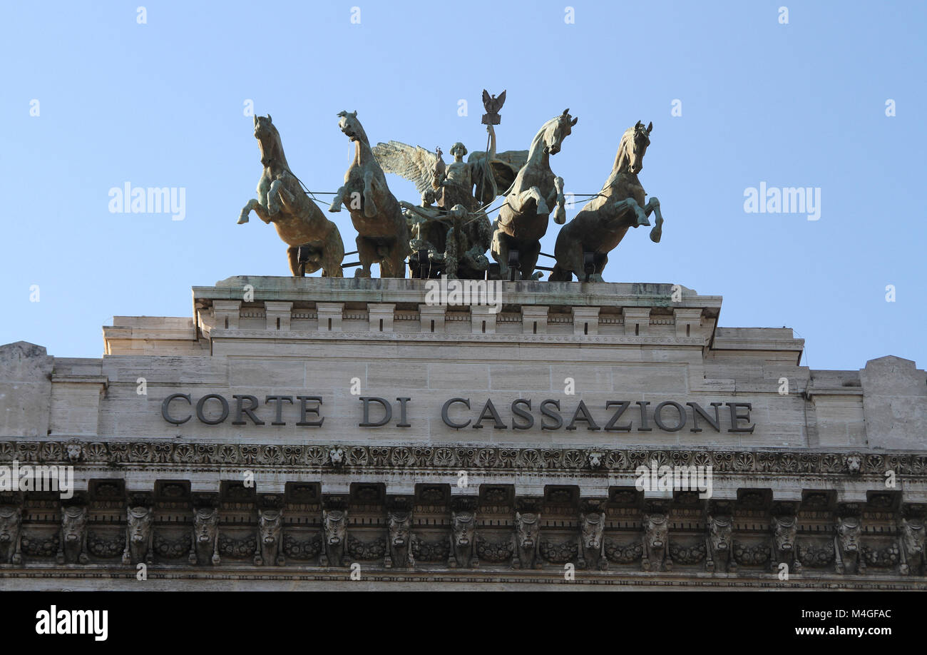 Roman quadriga statues hi-res stock photography and images - Alamy
