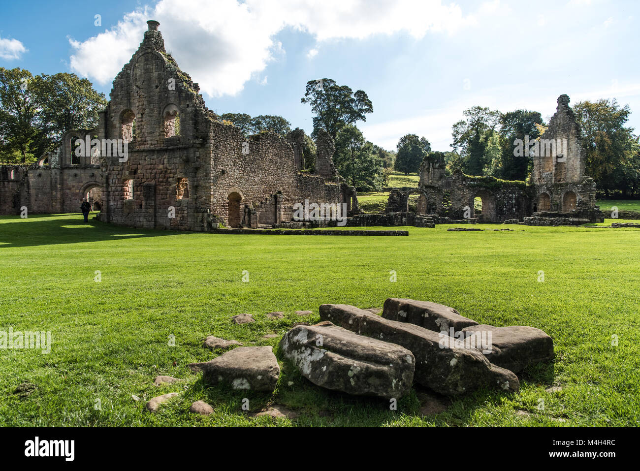 Fountains abbey cloisters hi-res stock photography and images - Alamy