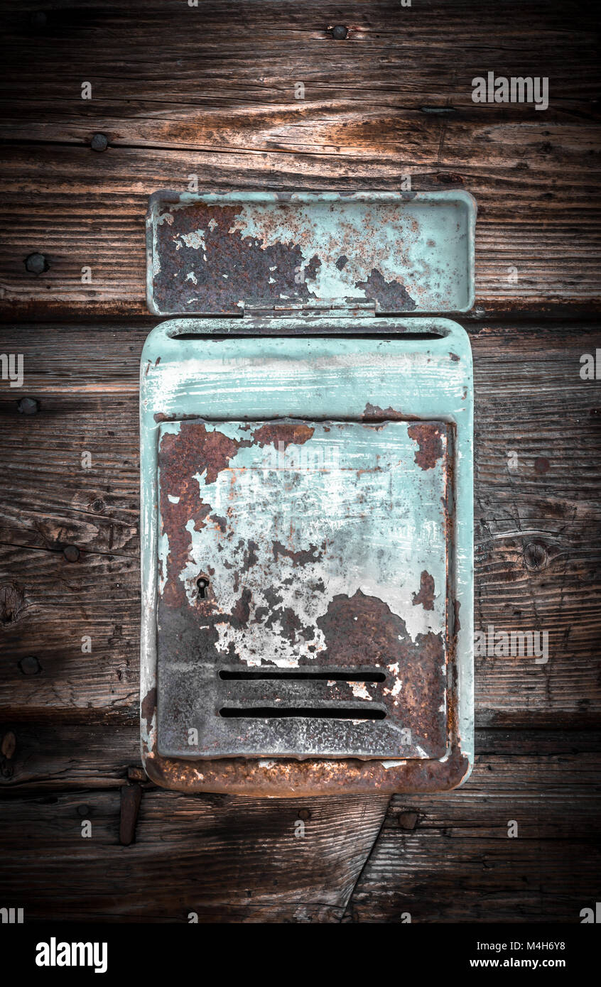 Vintage old mailbox Stock Photo - Alamy