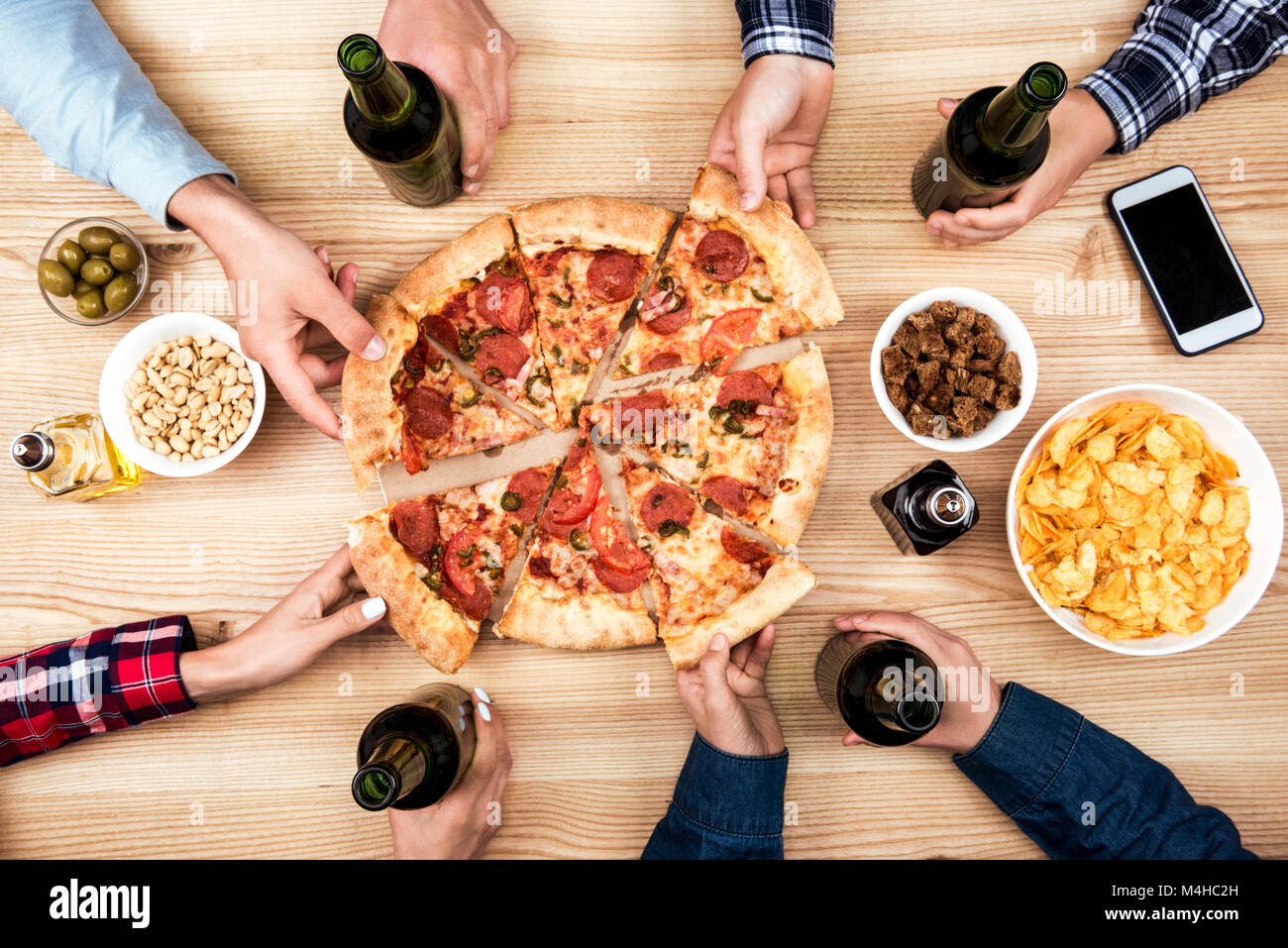 friends eating pizza together Stock Photo - Alamy