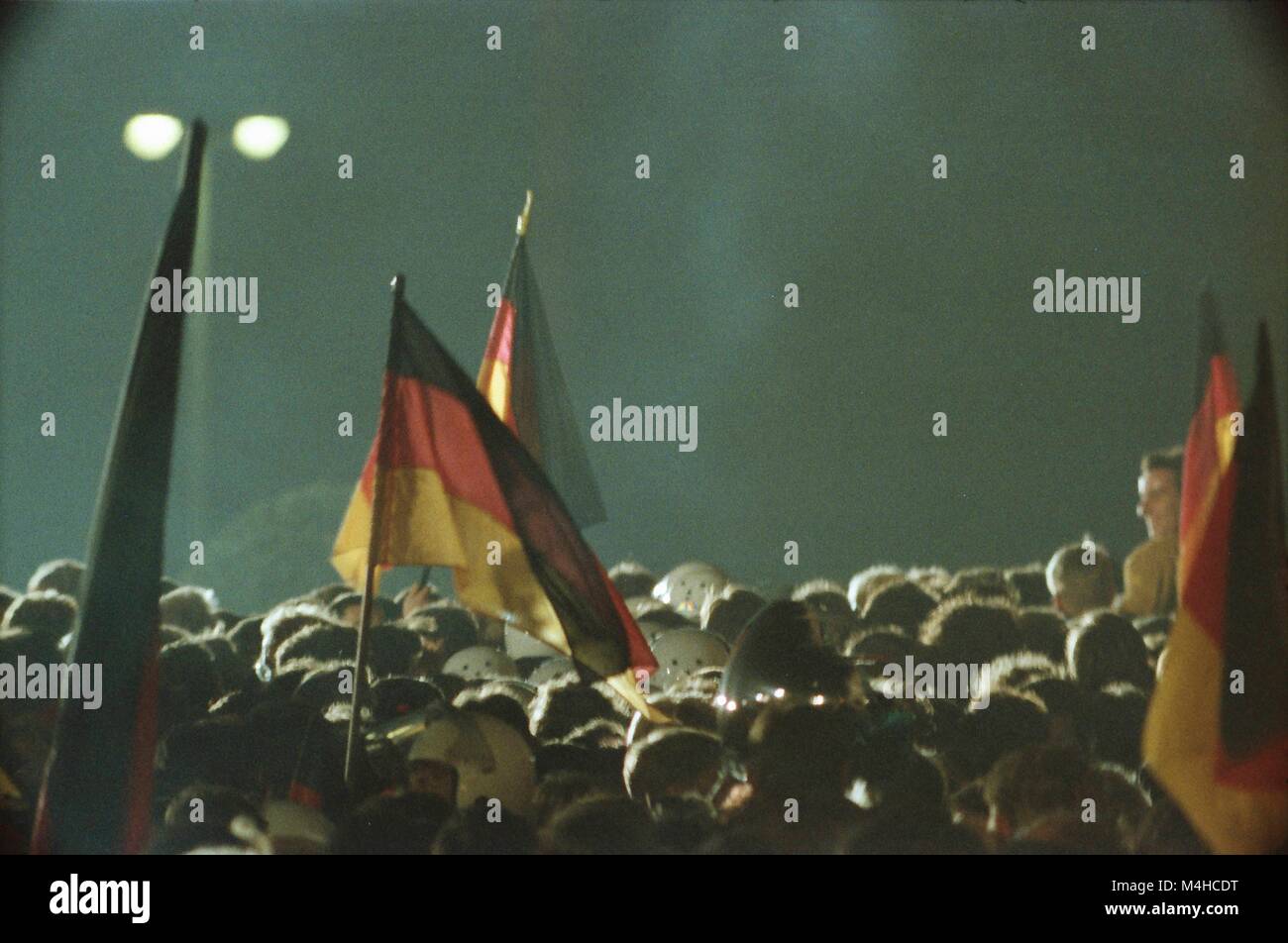 Berlin wall fall celebration hi-res stock photography and images - Alamy