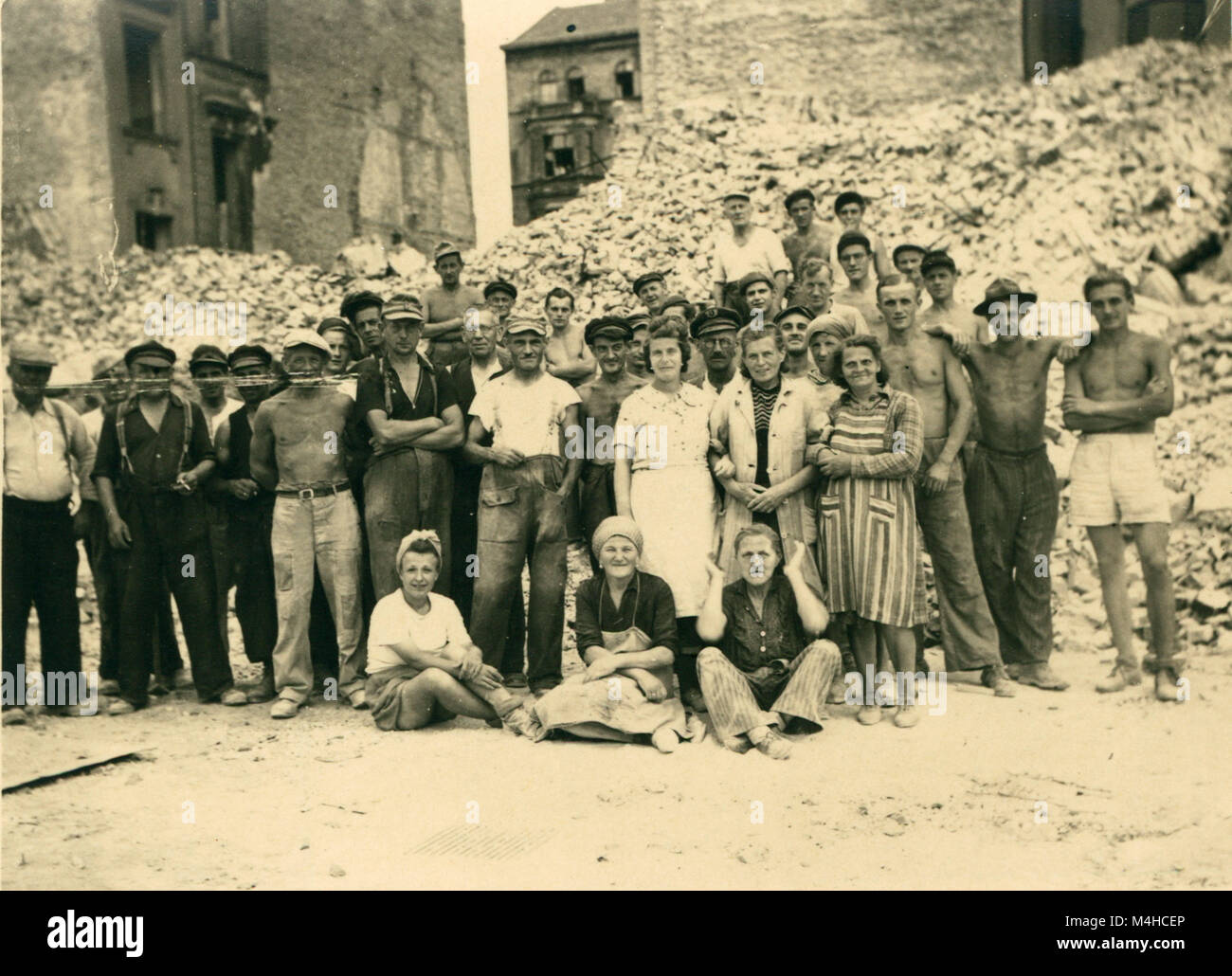 Rubble women berlin hi-res stock photography and images - Alamy