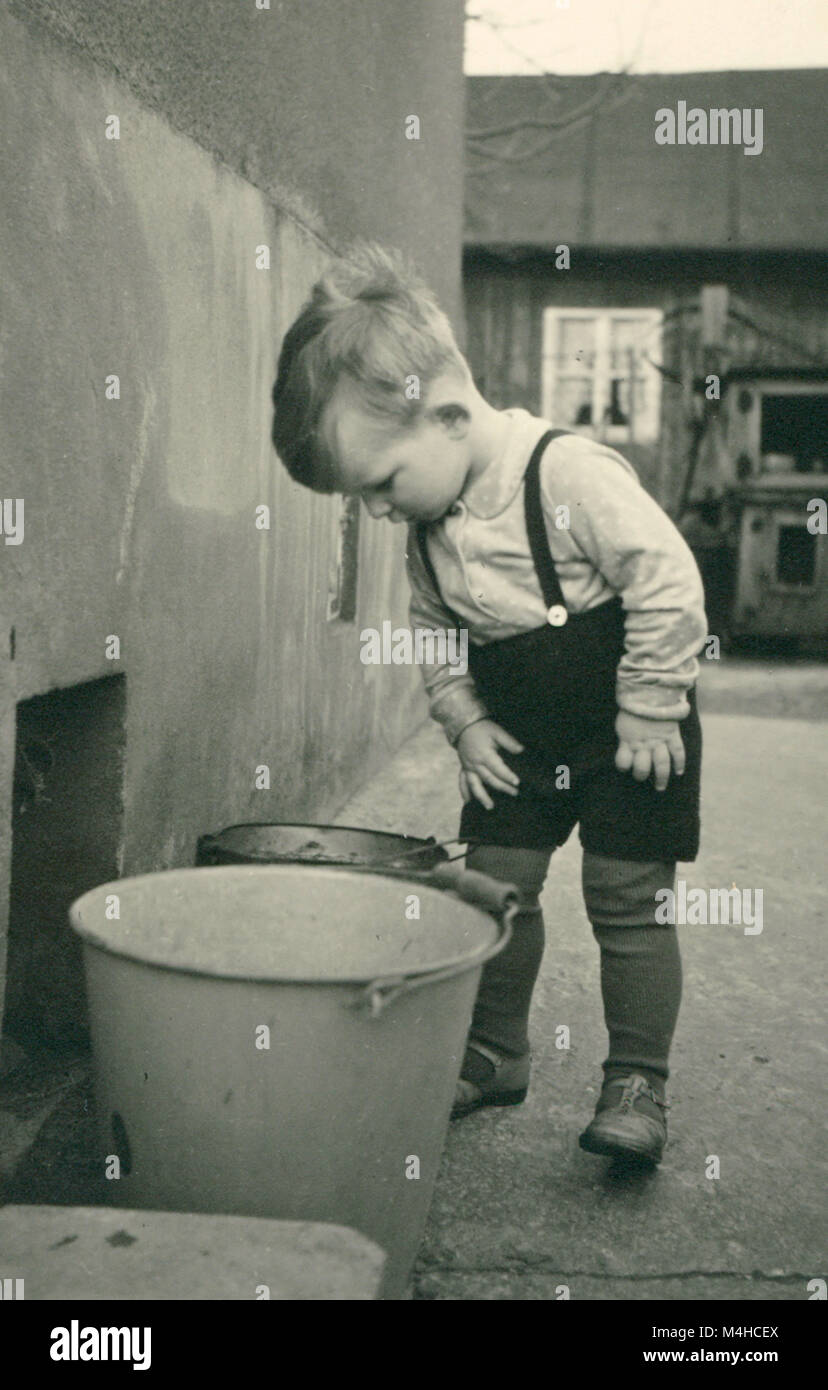 1940s toddler hi-res stock photography and images - Alamy