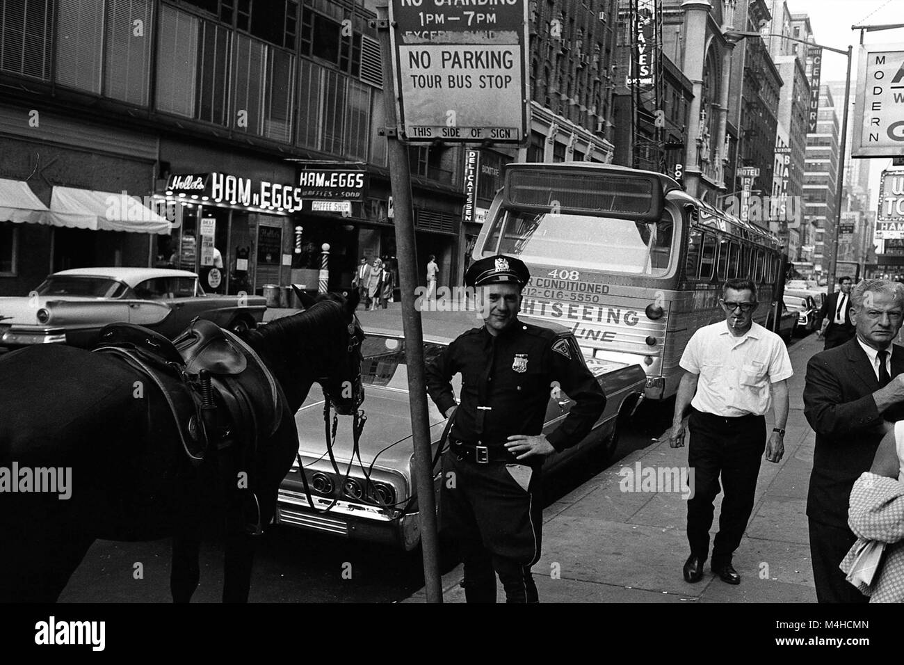 New york city street scene 1967 hi-res stock photography and images - Alamy