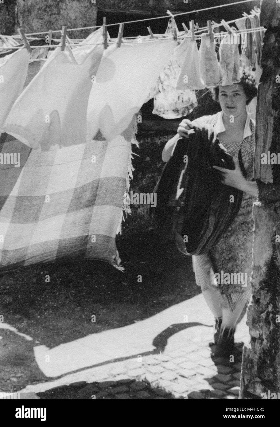 Woman washing clothes 1950's hi-res stock photography and images - Alamy