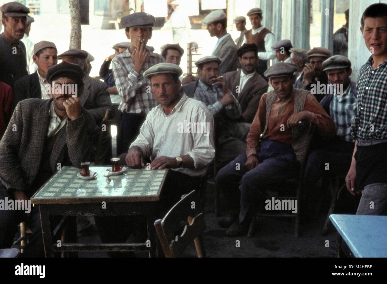 Turkish men drinking tea hi-res stock photography and images - Alamy
