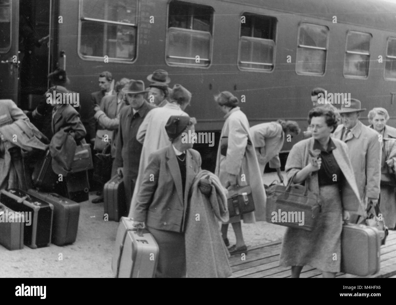 Railway station 1950s hi-res stock photography and images - Alamy