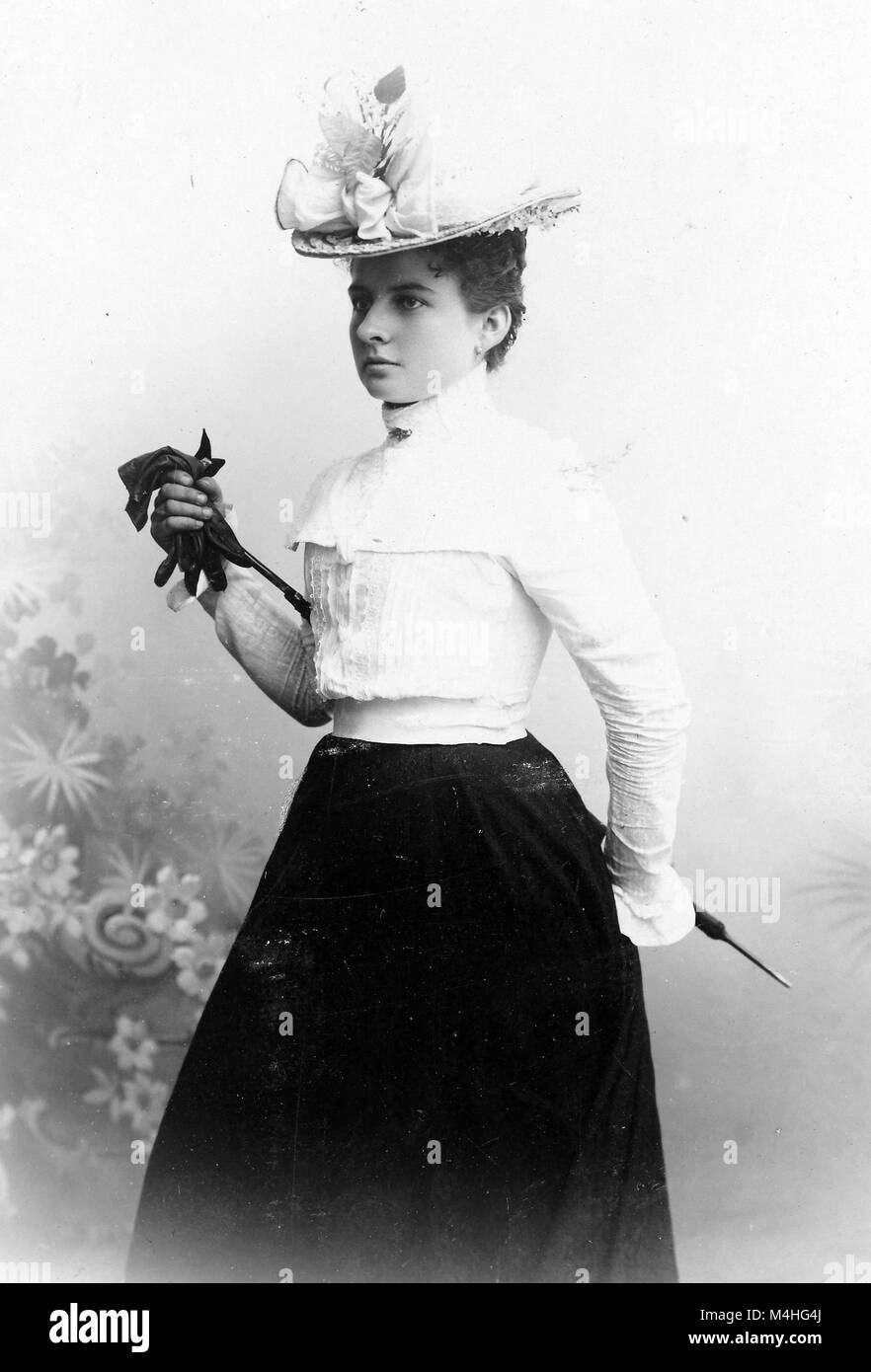 1900 woman dress umbrella hi-res stock photography and images - Alamy