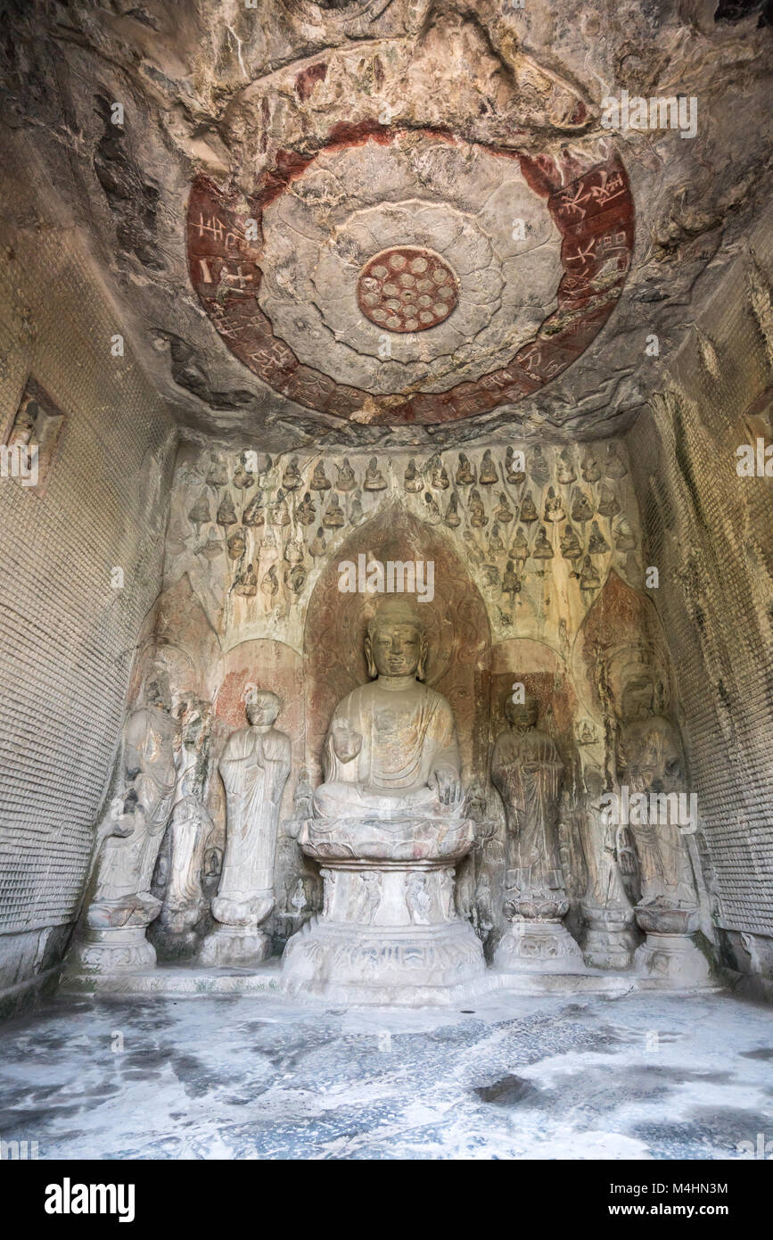 China longmen grottos buddha statue hi-res stock photography and images ...