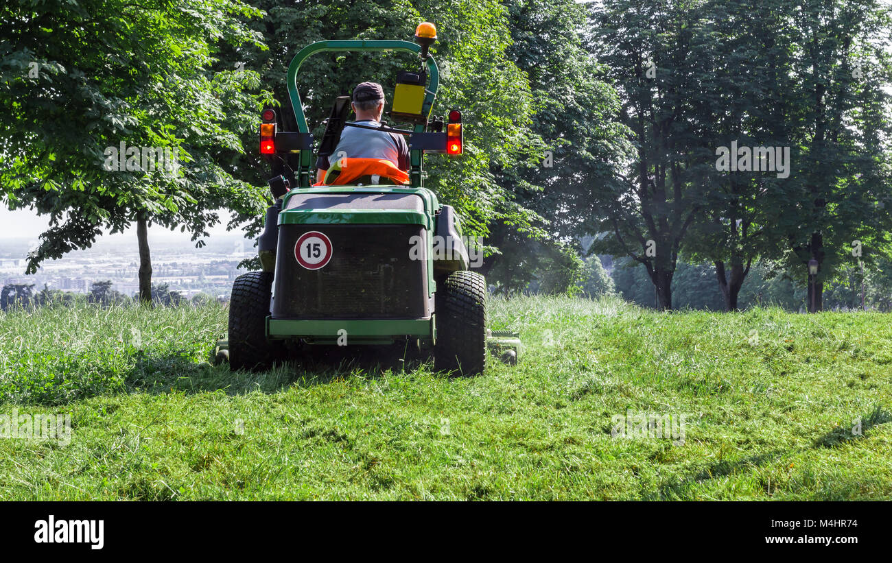 Man worker cutting grass lawn hi-res stock photography and images - Alamy