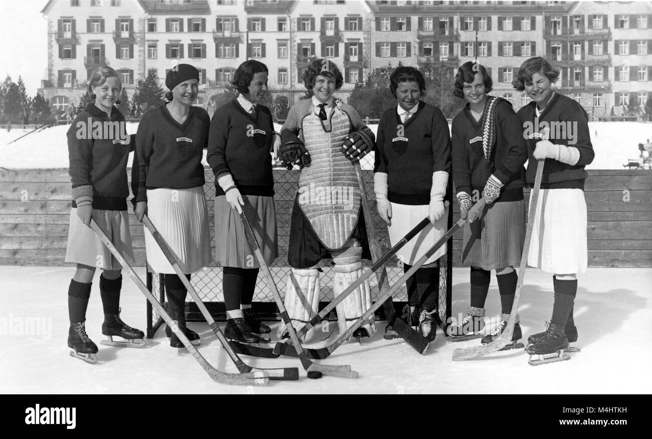 Female hockey player vintage hi-res stock photography and images - Alamy