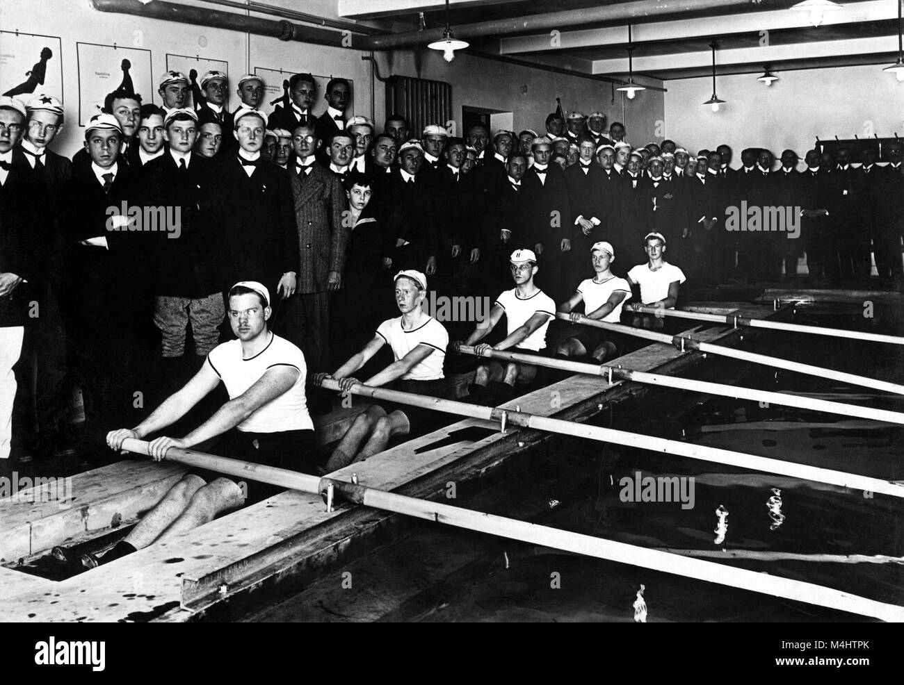 Vintage female rowing team hi-res stock photography and images - Alamy