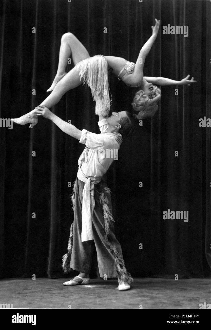 Vintage circus acrobats hi-res stock photography and images - Alamy