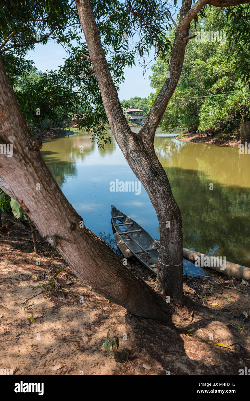Sunken canoe hi-res stock photography and images - Alamy