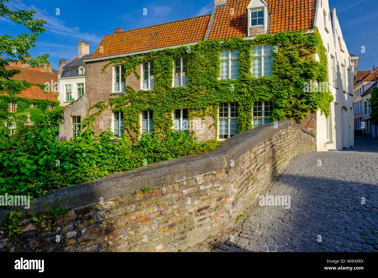Bruges (Brugge) cityscape with water canal and bridge Stock Photo - Alamy