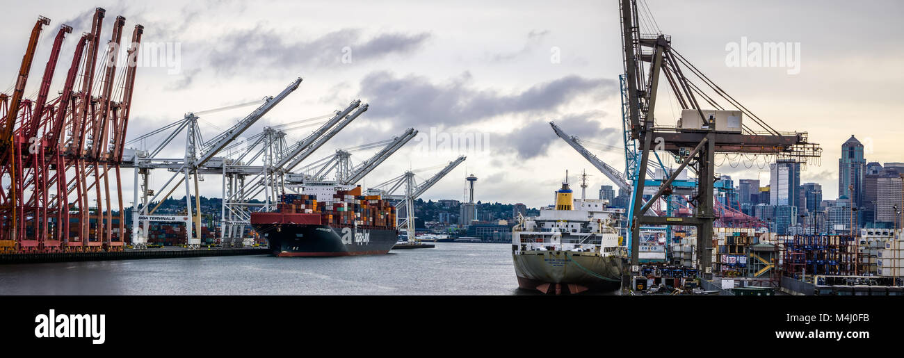 port of seattle with downtown skyline early morning Stock Photo - Alamy