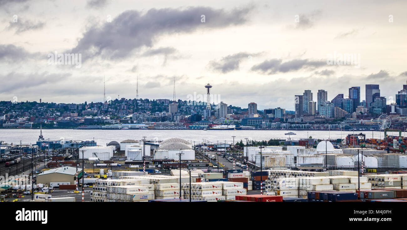 port of seattle with downtown skyline early morning Stock Photo - Alamy
