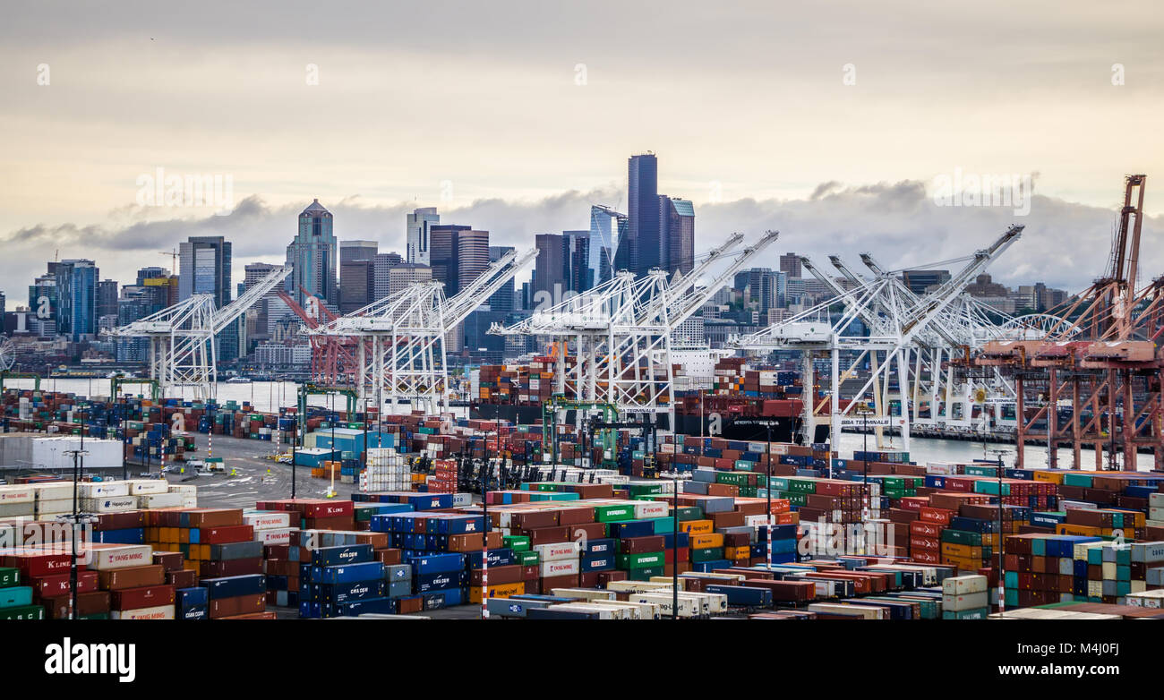 port of seattle with downtown skyline early morning Stock Photo - Alamy