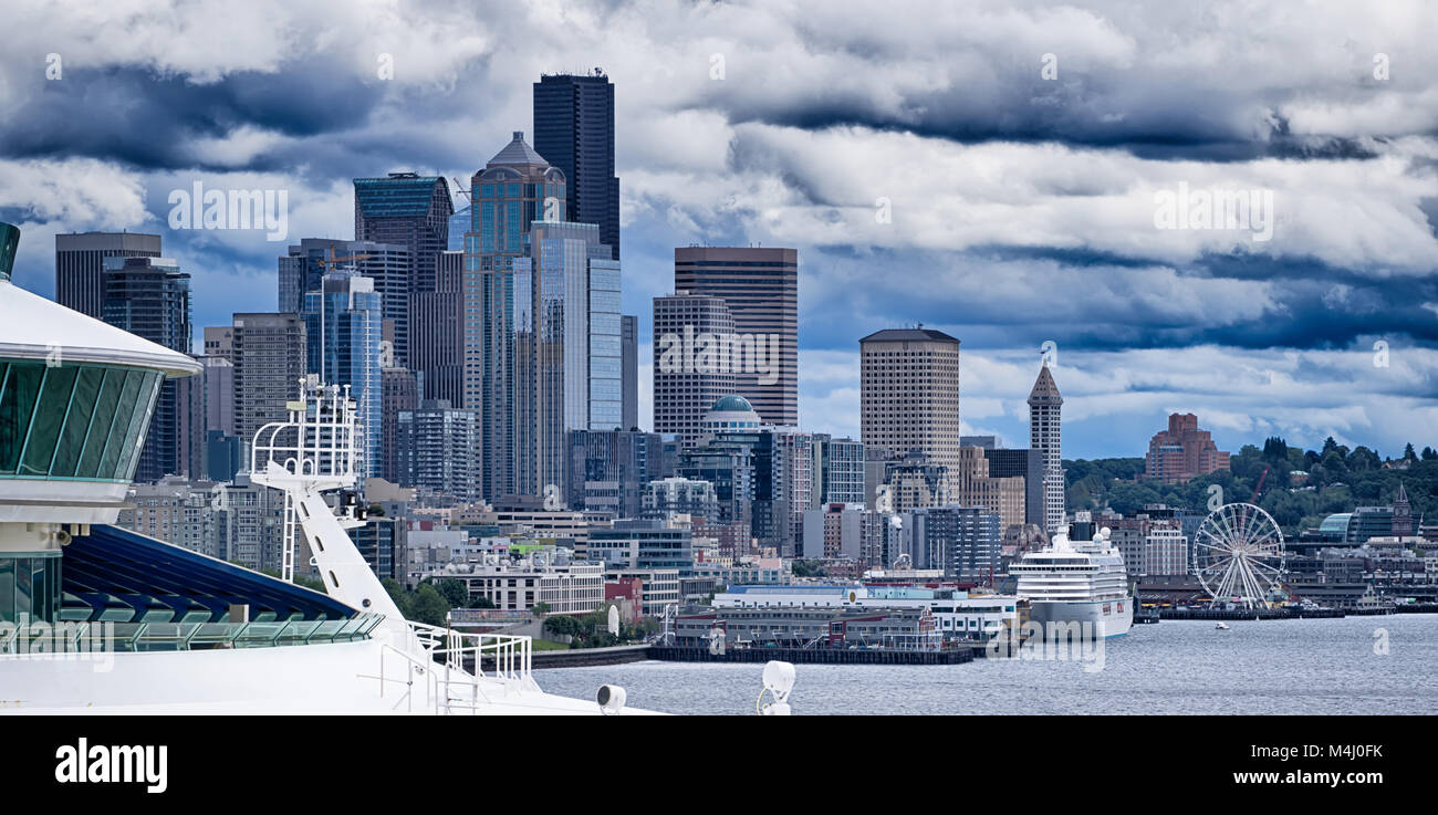 seattle city skyline from pier 91 Stock Photo - Alamy