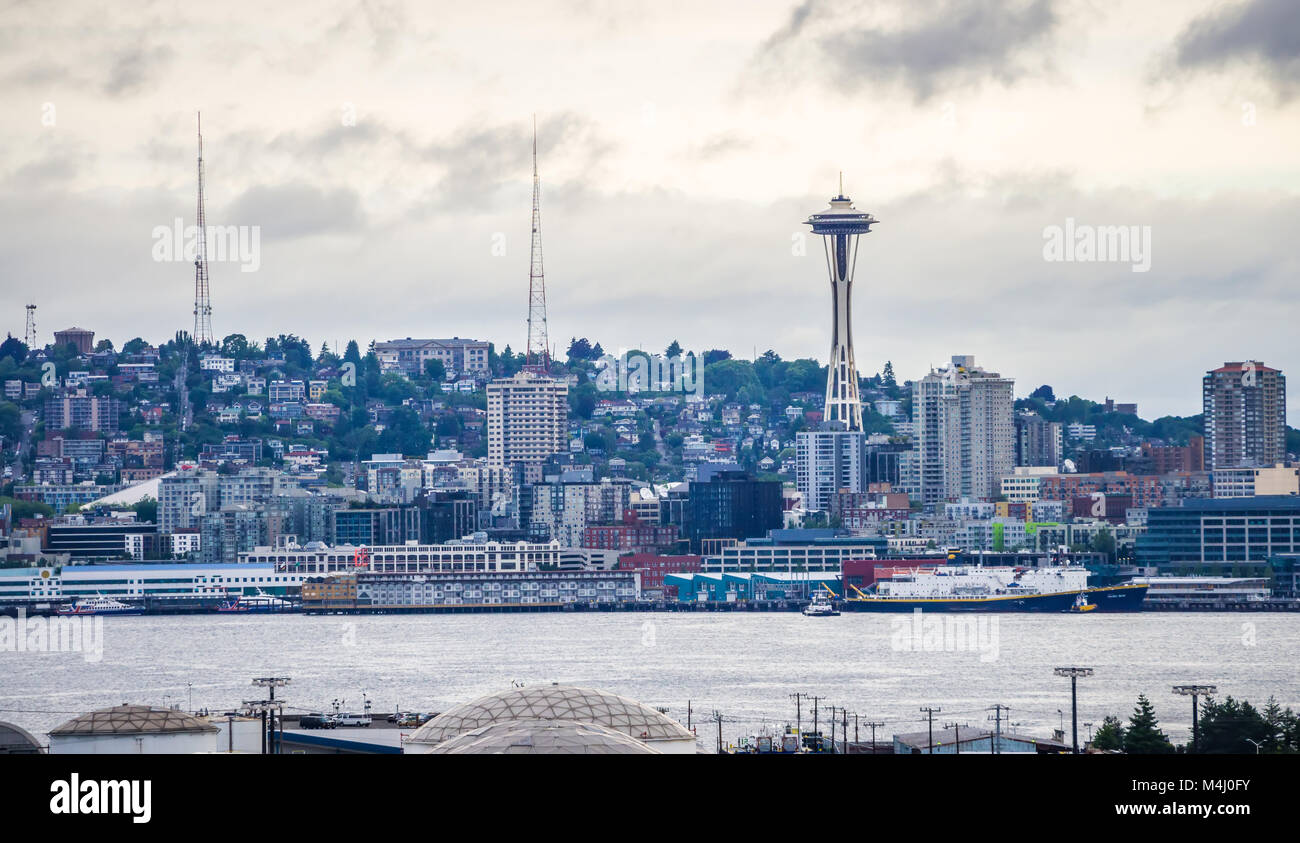 port of seattle with downtown skyline early morning Stock Photo - Alamy