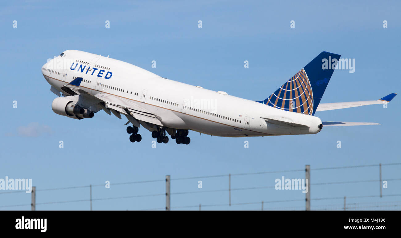 United Airlines Boeing 747 Jumbo Jet N117UA departing London-Heathrow ...