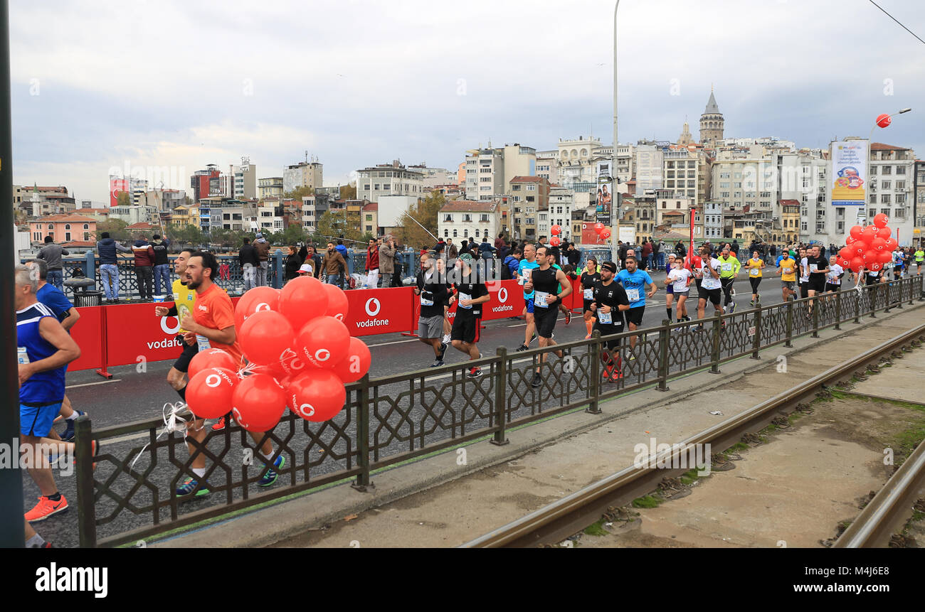 ISTANBUL, TURKEY - NOVEMBER 12, 2017: Athletes running in 39. Istanbul ...