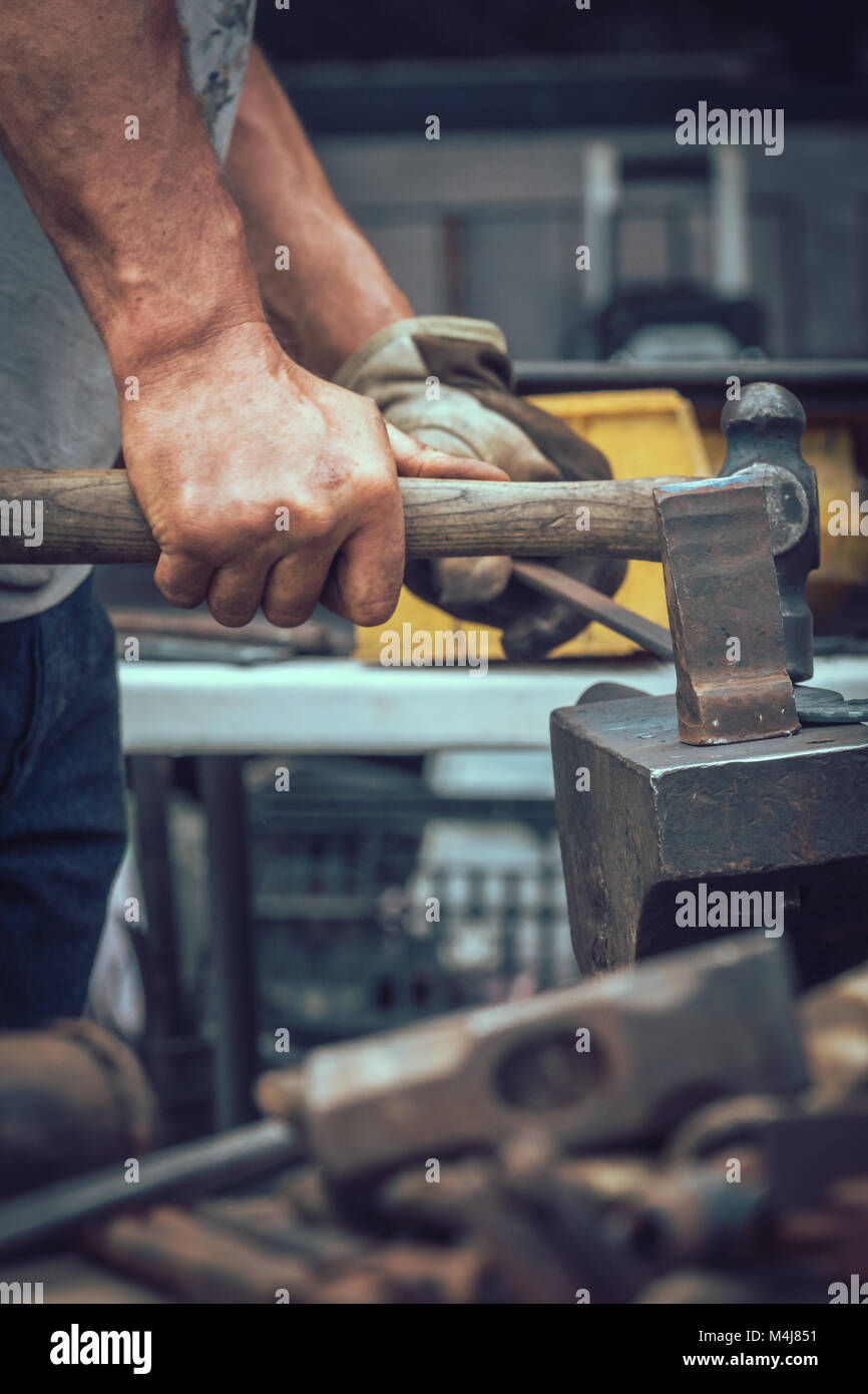 Blacksmith bending hot iron hi-res stock photography and images - Alamy