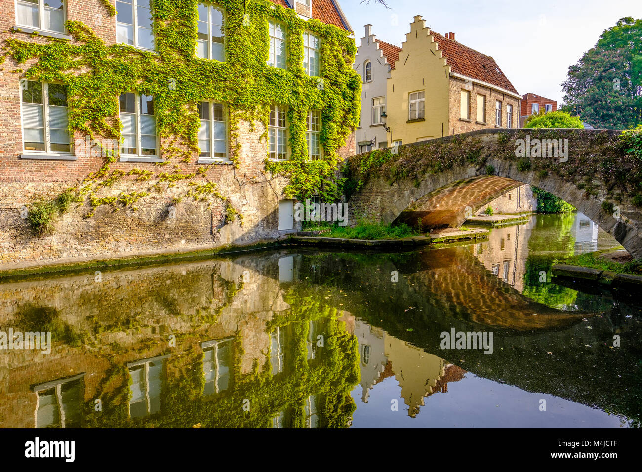 Bruges (Brugge) cityscape with water canal and bridge Stock Photo - Alamy