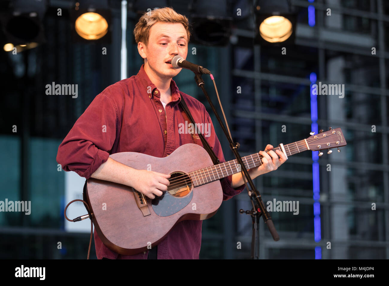 Lewis watson singer hi-res stock photography and images - Alamy