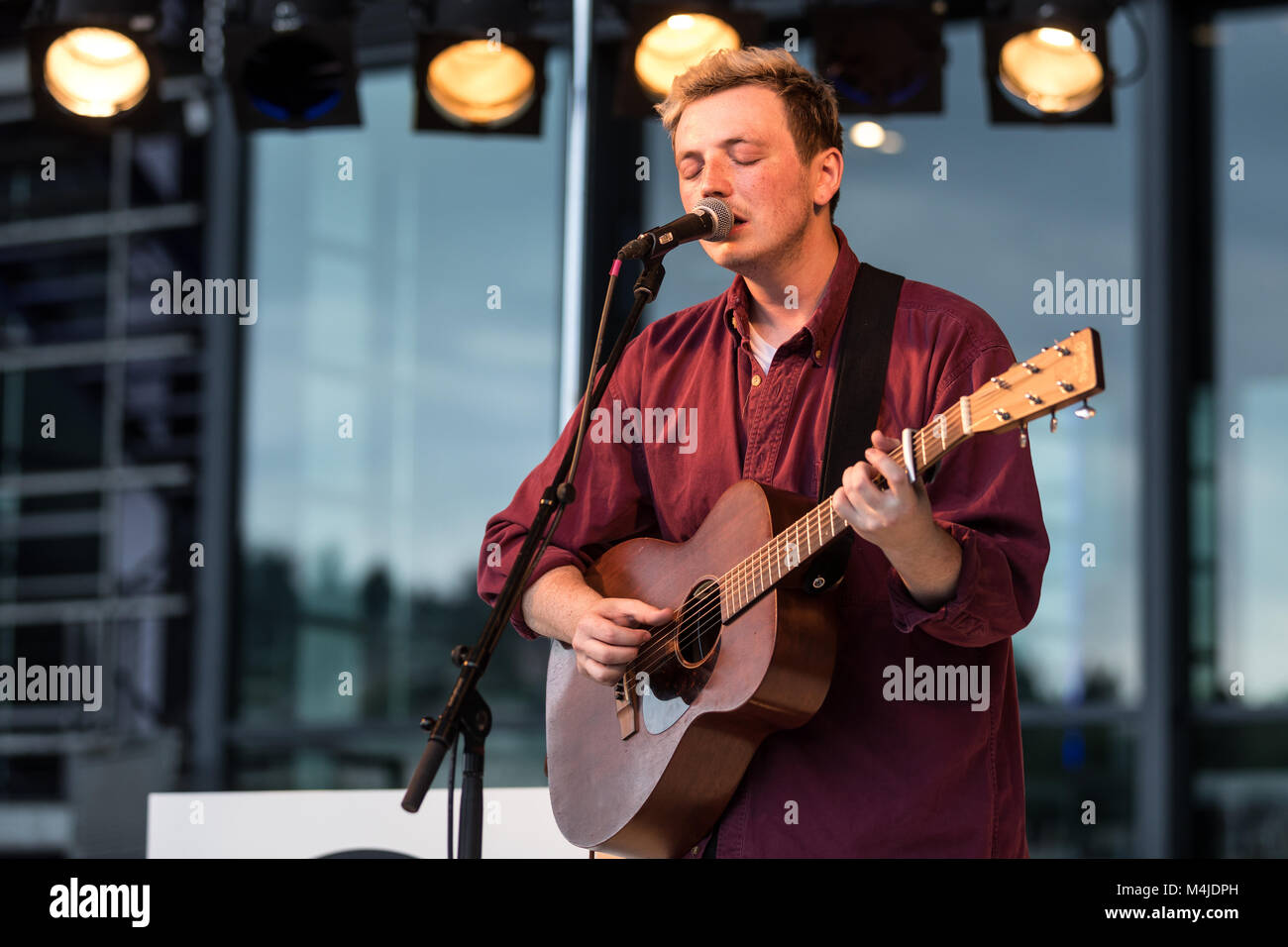 Lewis watson singer hi-res stock photography and images - Alamy