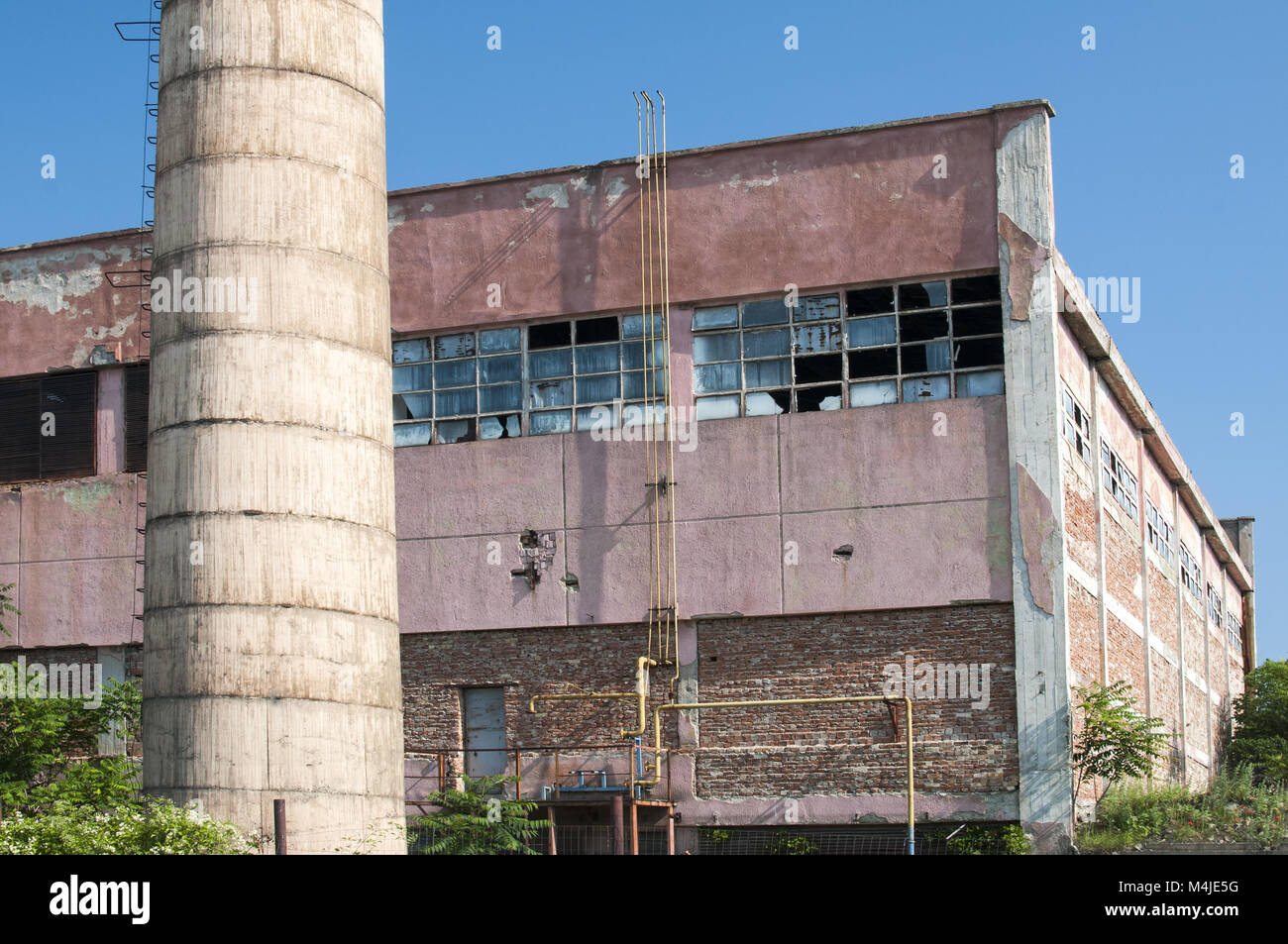 Abandoned industrial building hi-res stock photography and images - Alamy