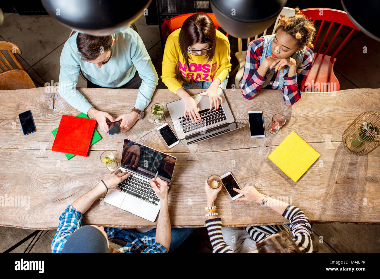 Office table aerial hi-res stock photography and images - Alamy