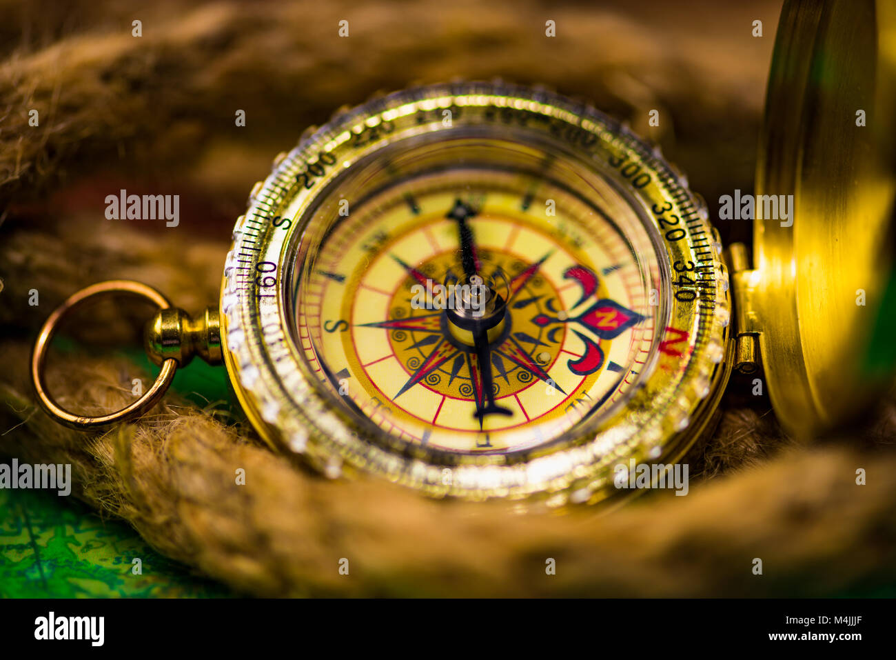 Vintage compass with rope Stock Photo - Alamy