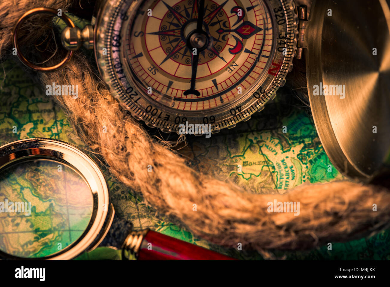 Vintage compass with rope Stock Photo - Alamy