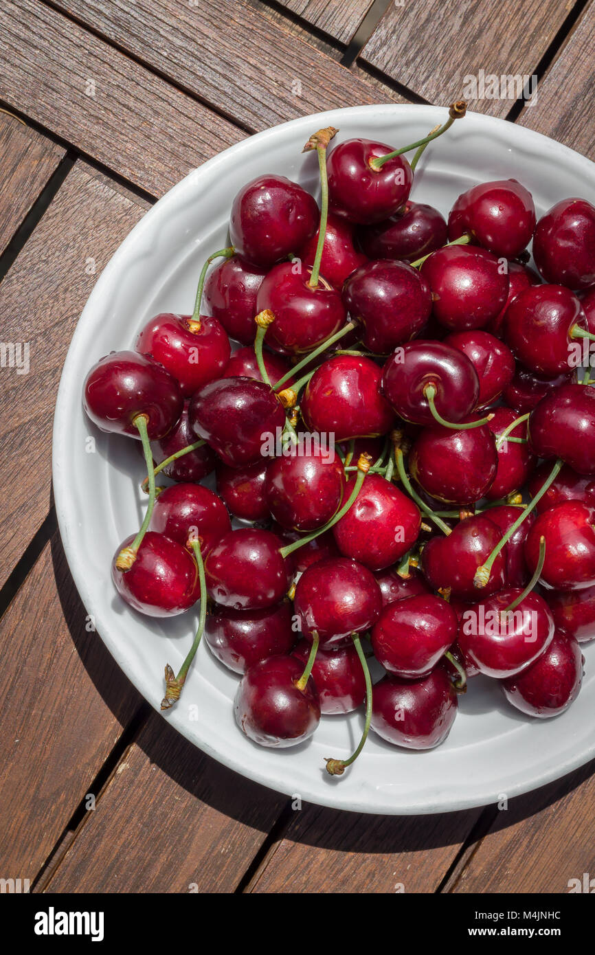 Cherries plate hi-res stock photography and images - Alamy