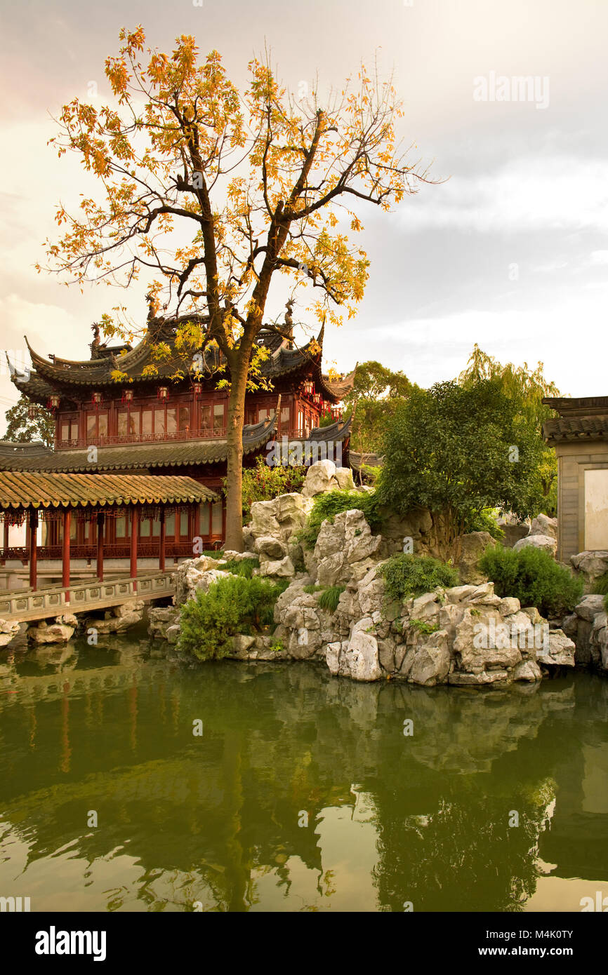 Pagoda at public gardens of Yuyuan Garden (Yu Garden), Old Town ...