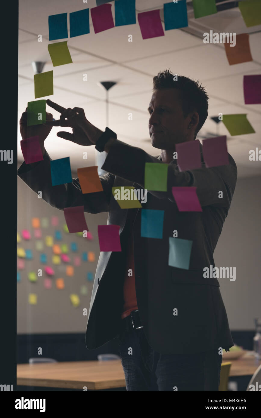 Businessman writing on sticky note hi-res stock photography and images ...